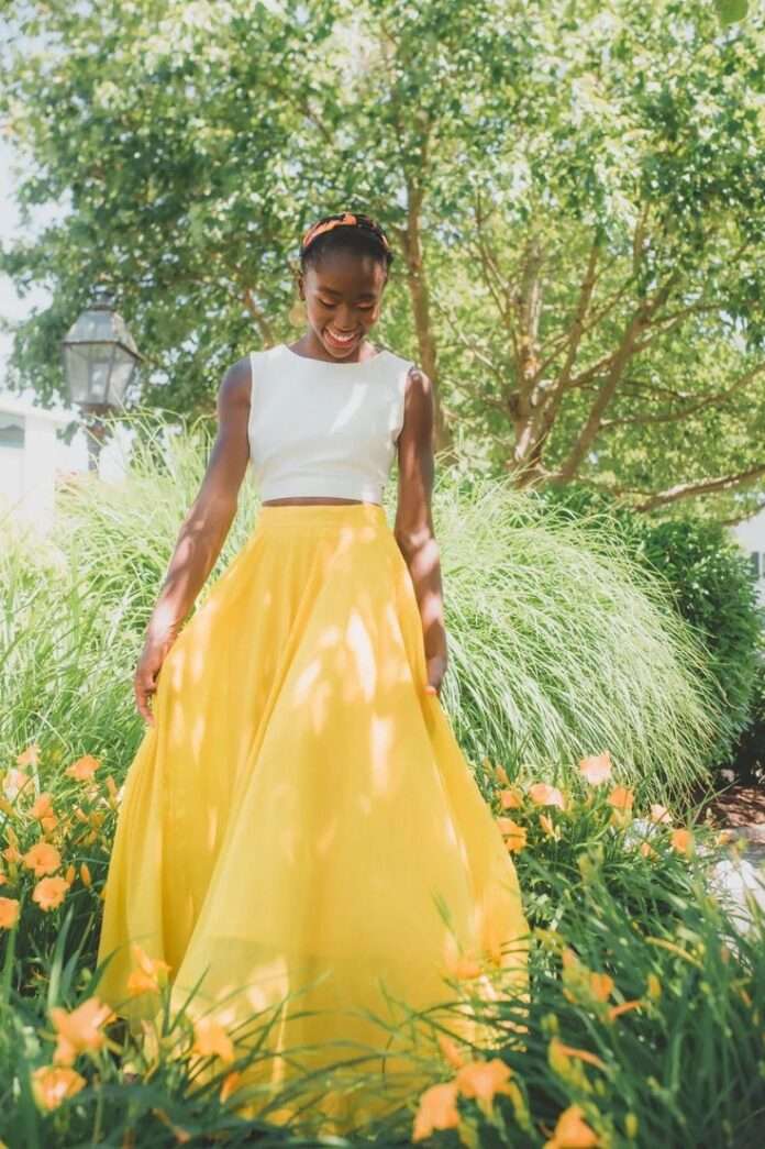 How To Wear Crop Top With Maxi Skirt in 2024 - Kaybee Fashion Styles